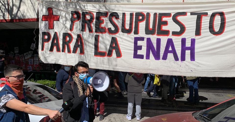 Estudiantes y profesores de la ENAH protestan frente al INAH por falta ...