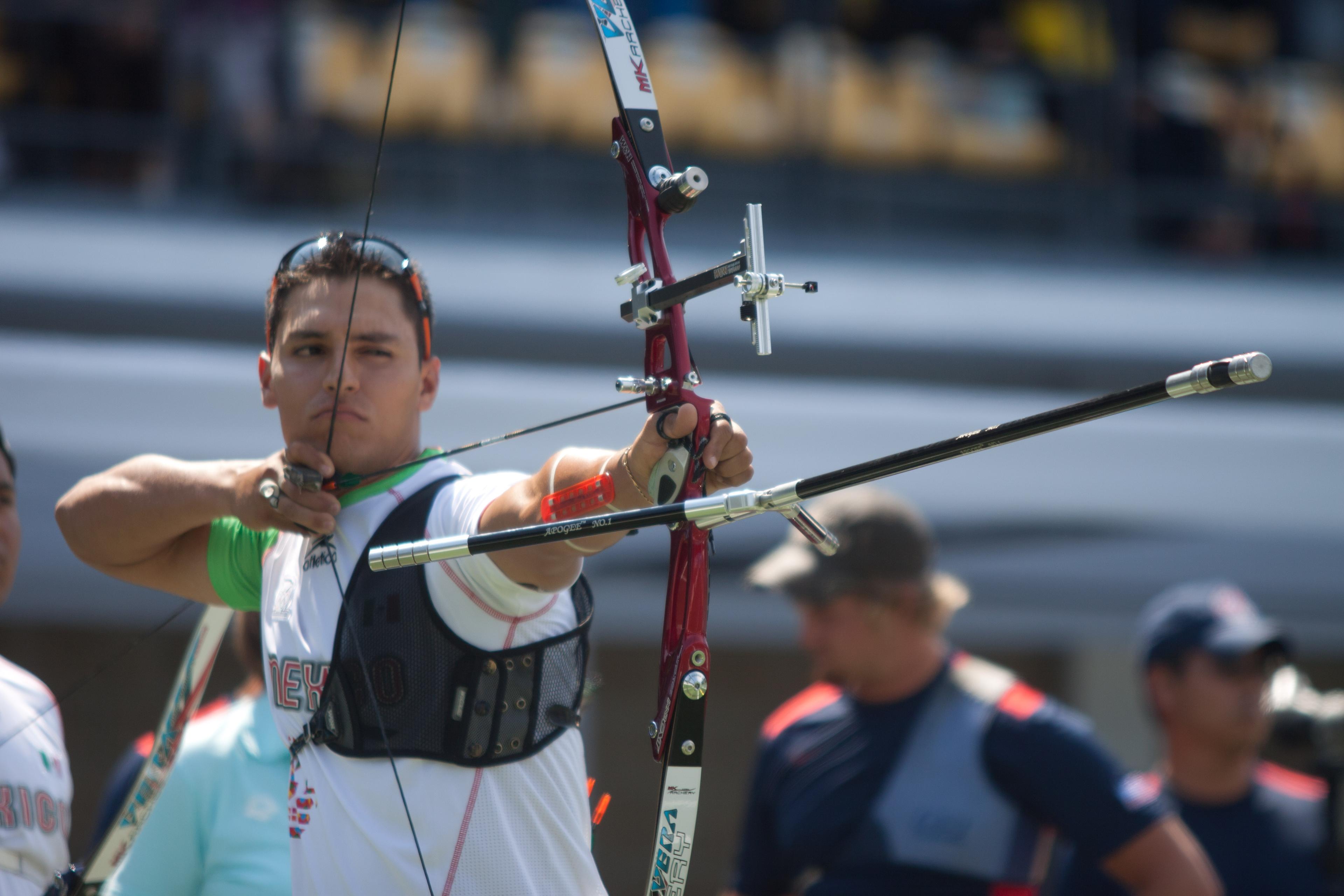 Avanza mexicano Juan René Serrano a semifinales de tiro con arco