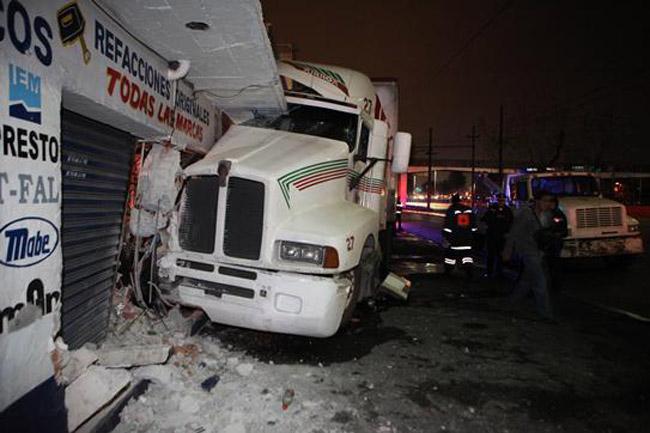 Provocan cinco muertes dos accidentes de tráilers