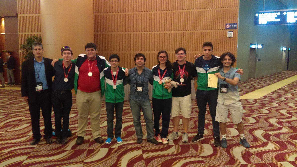 Campeones matemáticos ganan cuatro platas y un bronce en Olimpiada Internacional