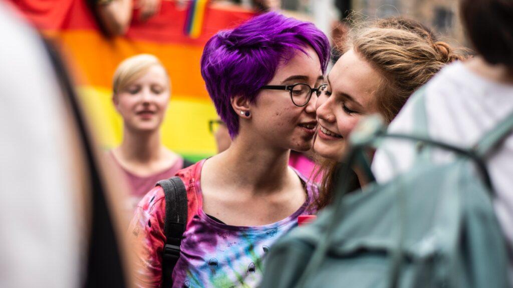 *¡Basta de bifobia!* ¿Qué es la bisexualidad y por qué enfrenta ...