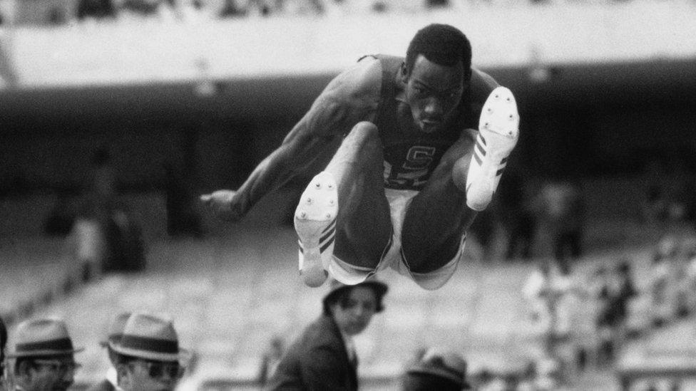 Bob Beamon y los 50 años de su impresionante vuelo en México 68, el ...
