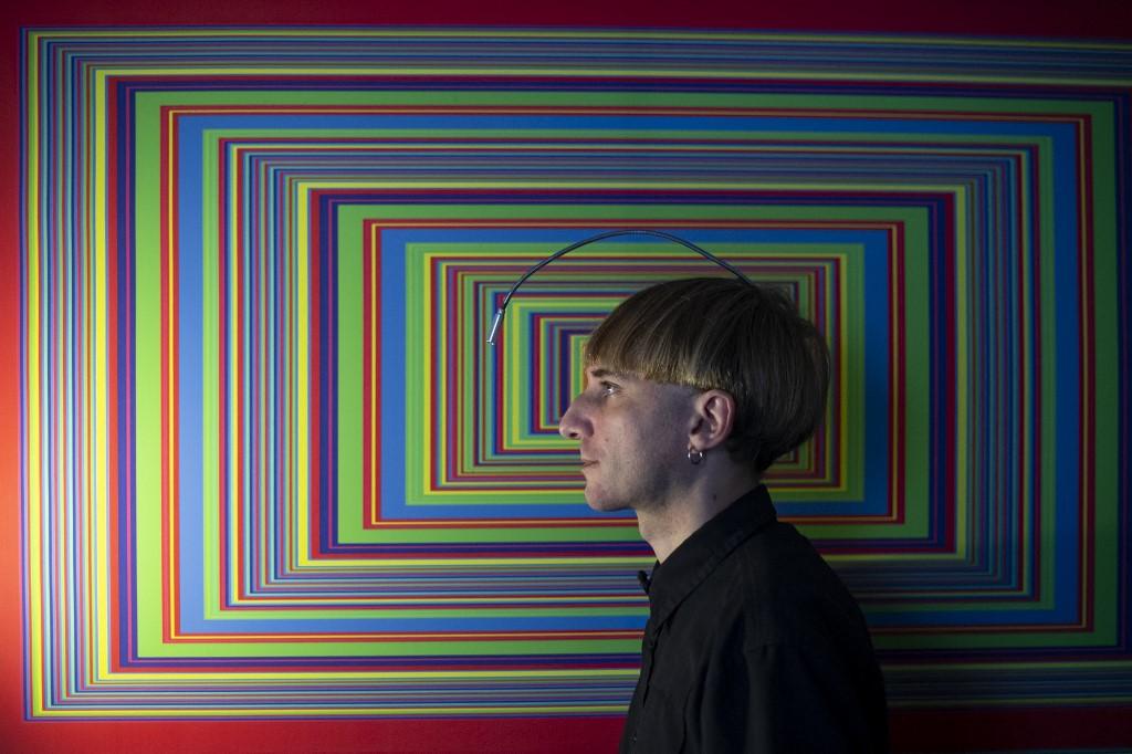 *Neil Harbisson*, el artista cyborg que escucha los colores, ahora ...