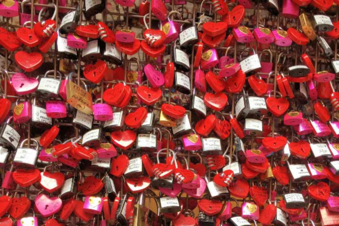 Celebra el amor en el MODO: ¡Sella tu vínculo con candaditos de amor en ...